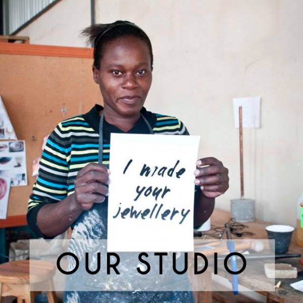 Quazi Design – Hand made jewellry made from recycled magazines