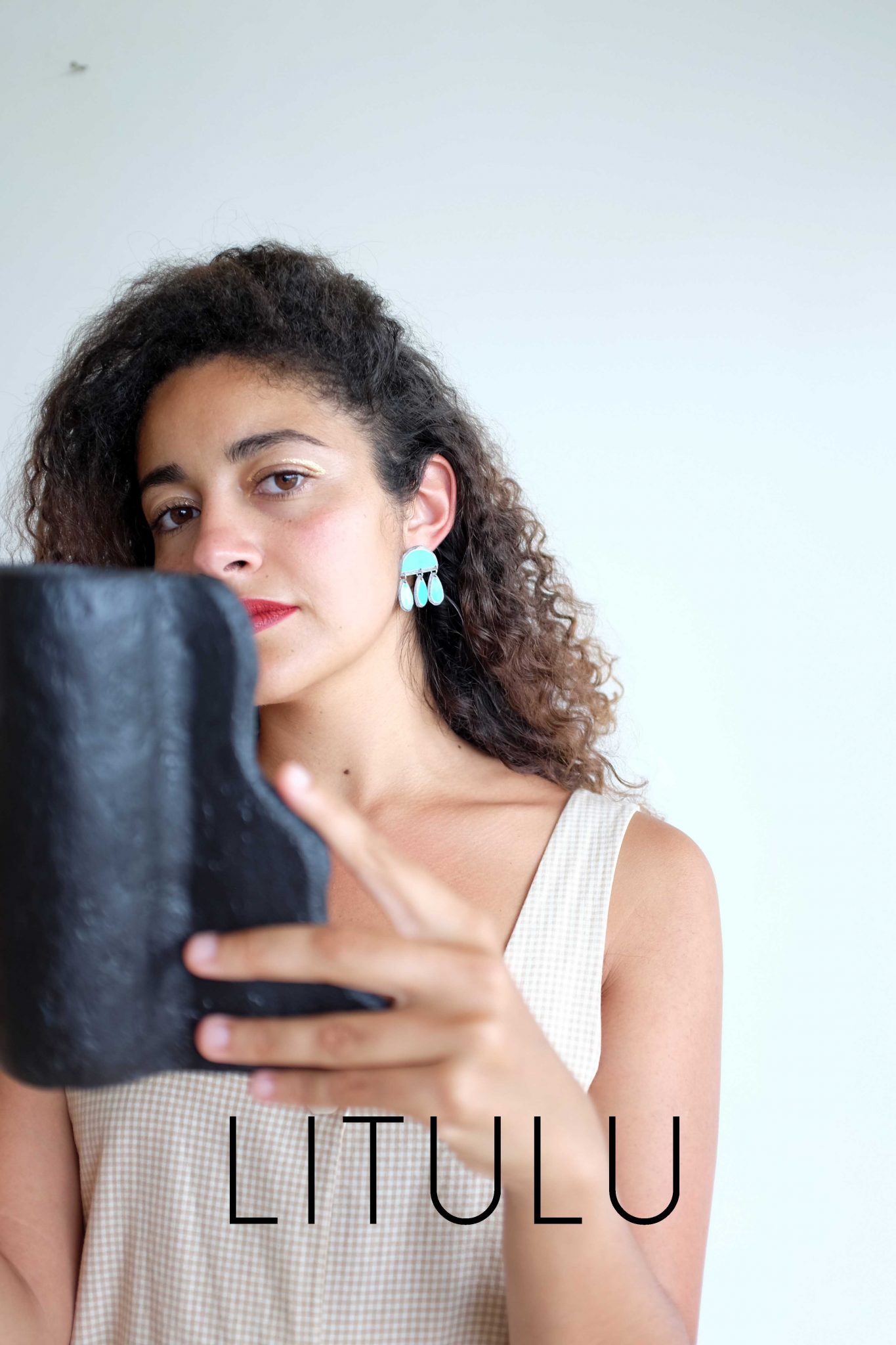 Quazi Design – Hand made jewellry made from recycled magazines