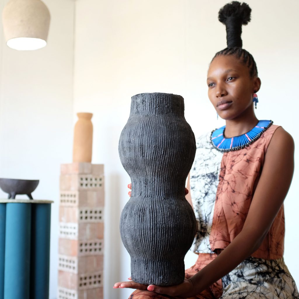 Quazi Design – Hand made jewellry made from recycled magazines